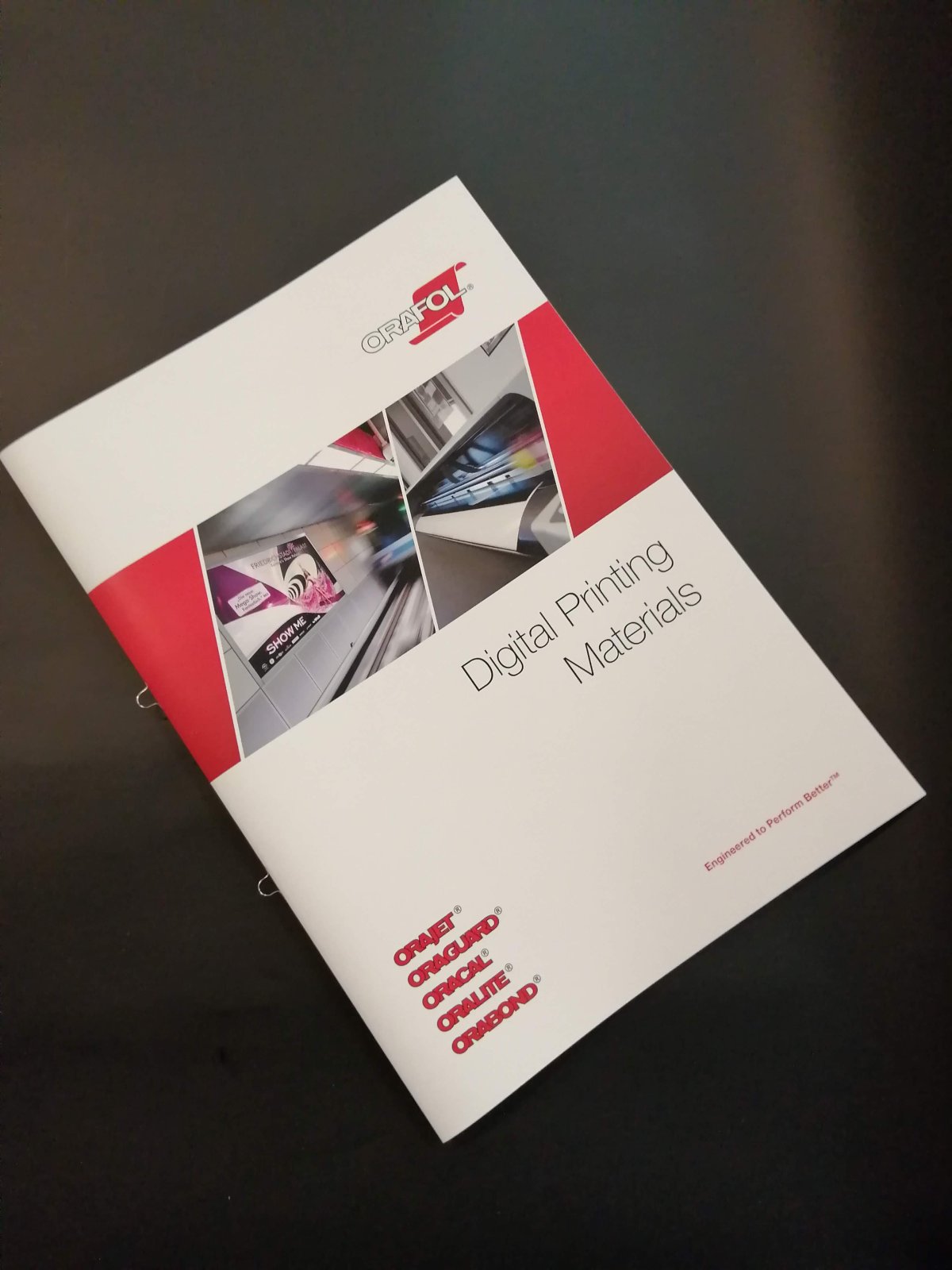 Printmedier til produktion af farverige skilte og reklamer